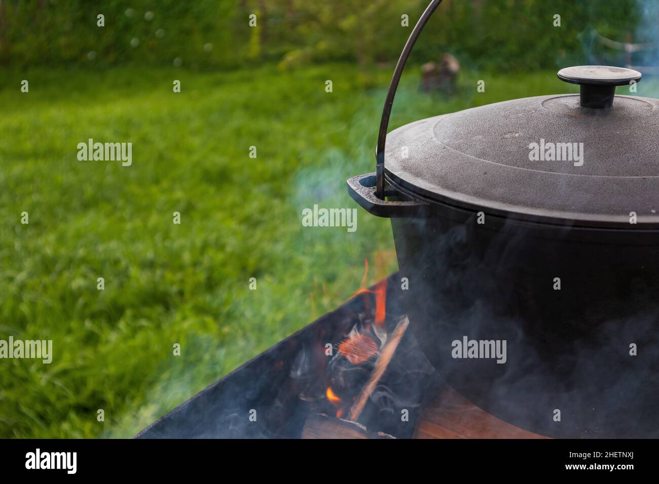 Outdoor soup kitchen hi-res stock photography and images - Alamy
