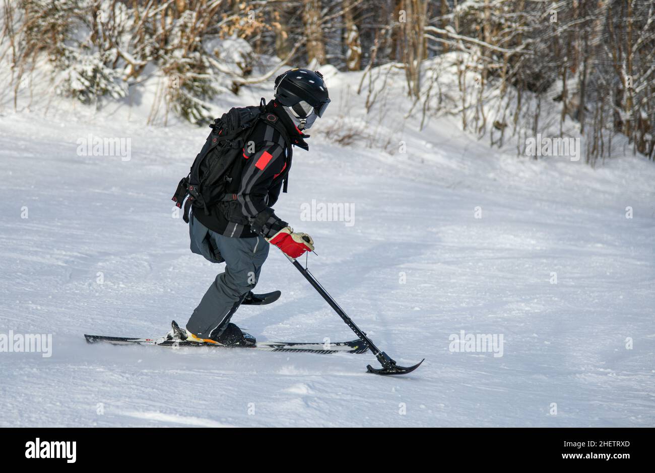 Adaptive Skiing with one leg : Disabled ski racer a three-tracker, or ...