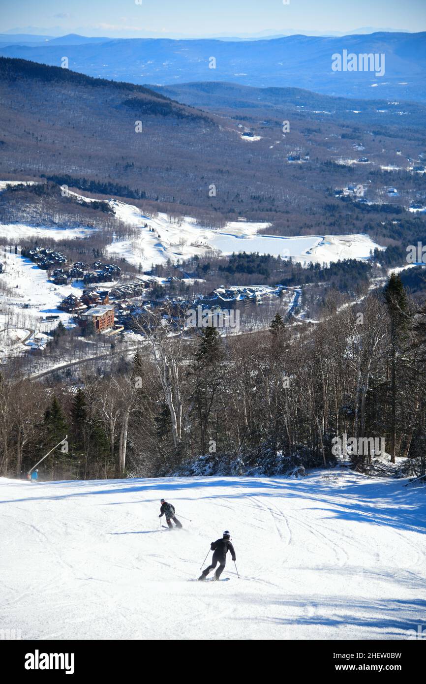 Skiing on a beautiful sunny day at Stowe Mountain Resort. Amazing top ...