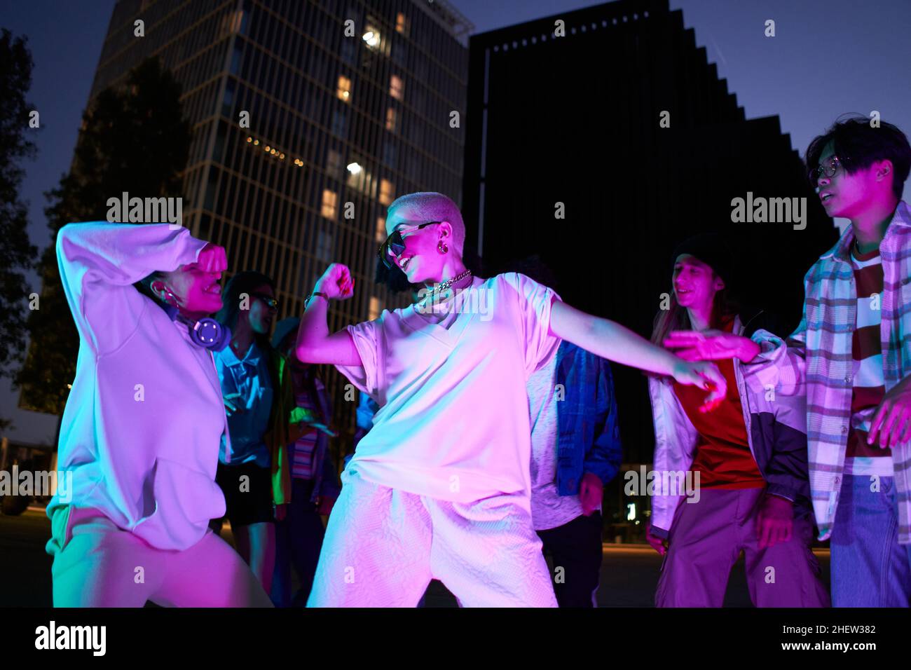 Teenage hip hop dance hi-res stock photography and images - Alamy