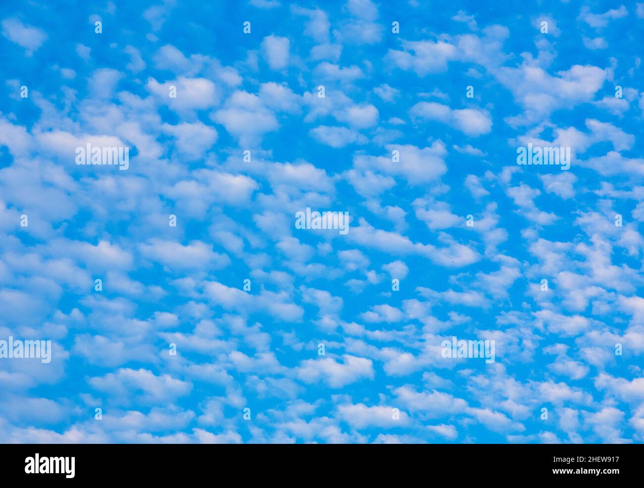 Wolken vor blauen Himmel in Harmonie Stock Photo - Alamy
