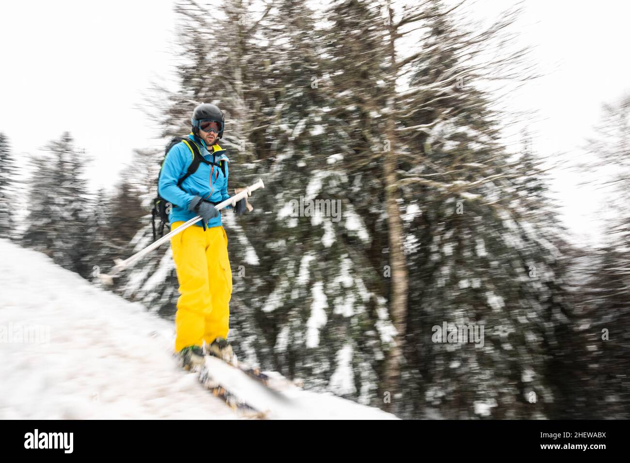 Country road going downhill hi-res stock photography and images - Alamy