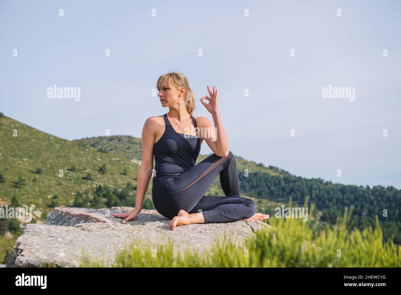 Poses in nature hi-res stock photography and images - Alamy