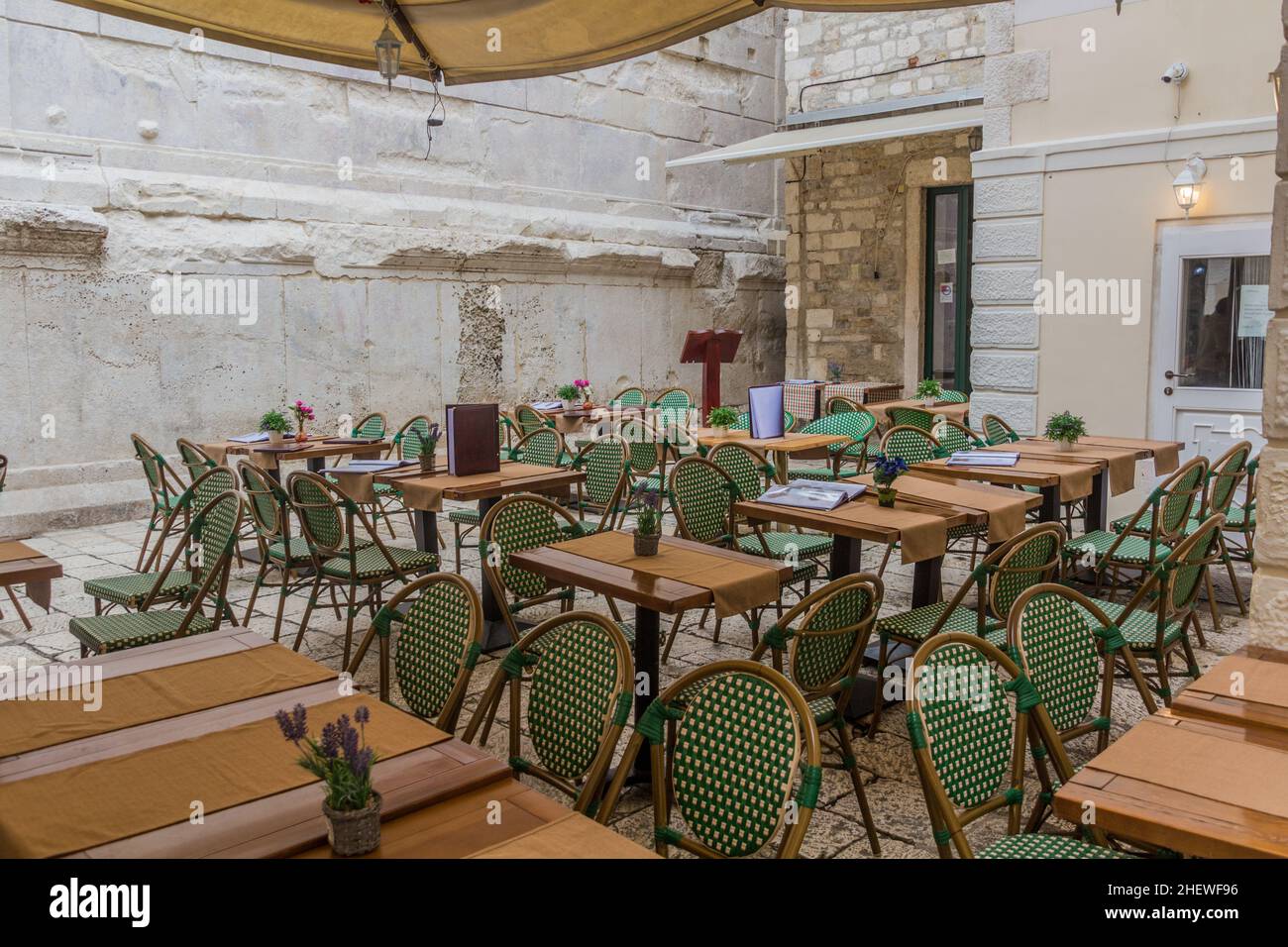 Open air restaurant in Split, Croatia Stock Photo - Alamy