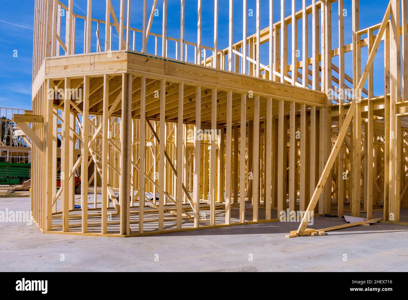Beam wood framework of new residential home under construction Stock ...