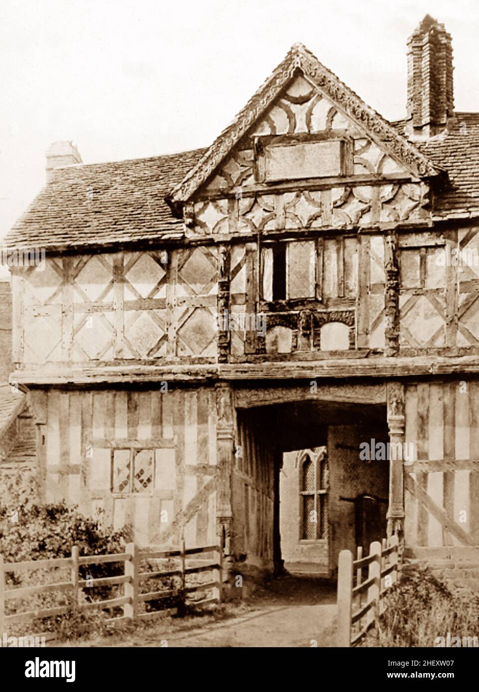 Victorian gatehouse hi-res stock photography and images - Alamy