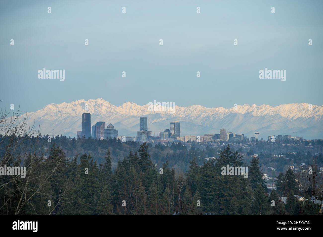 Seattle skyline mountains hi-res stock photography and images - Alamy