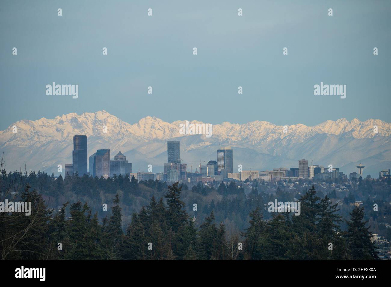 Seattle skyline mountains hi-res stock photography and images - Alamy