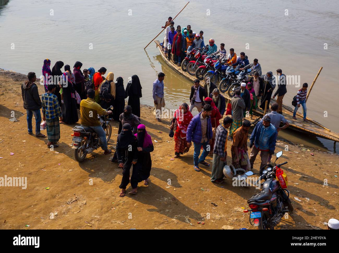 People cross the Rakti River, Sunamganj, Bangladesh Stock Photo - Alamy