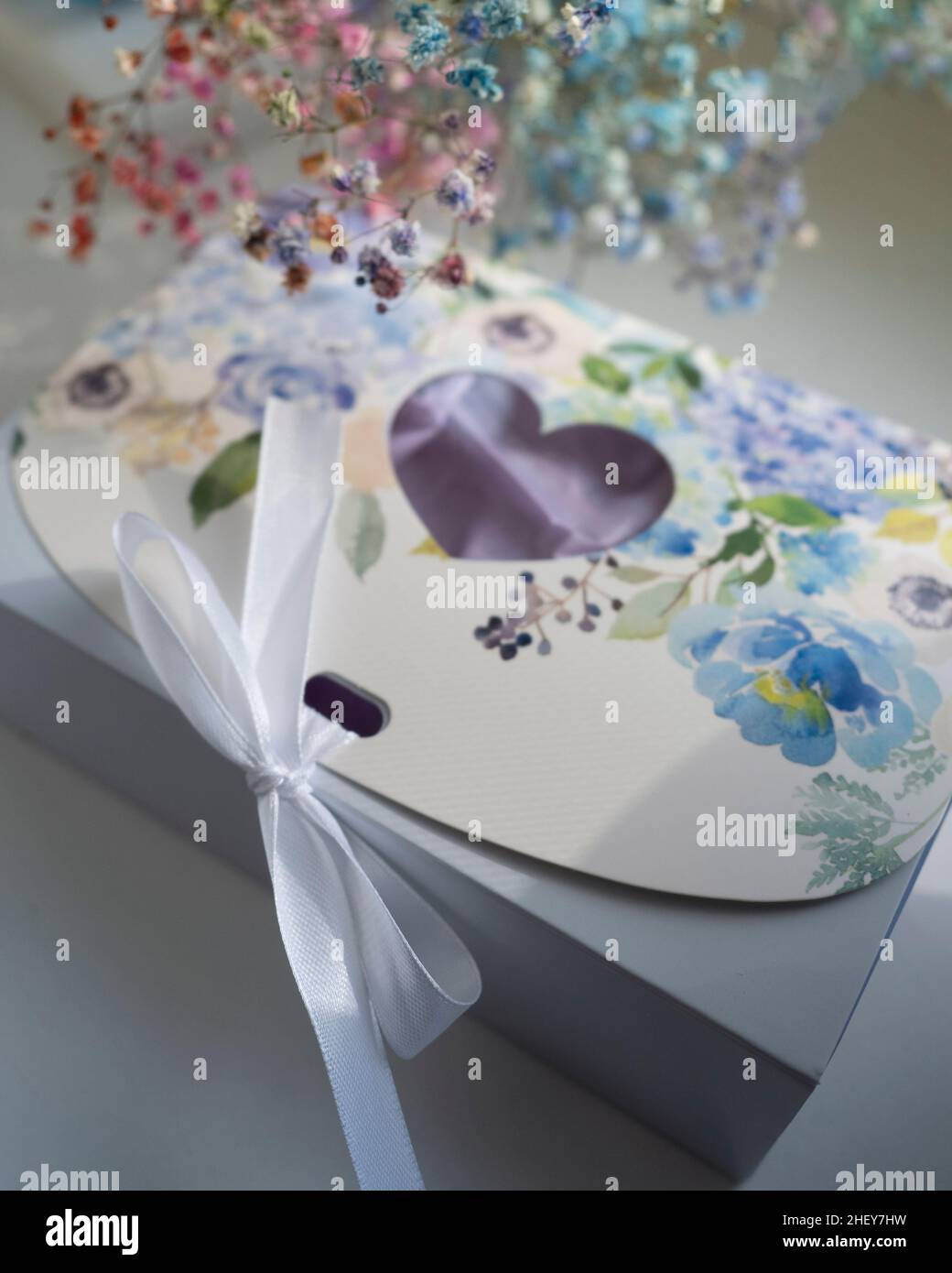 Handmade gifts without plastic. Gift box packaging without waste ...