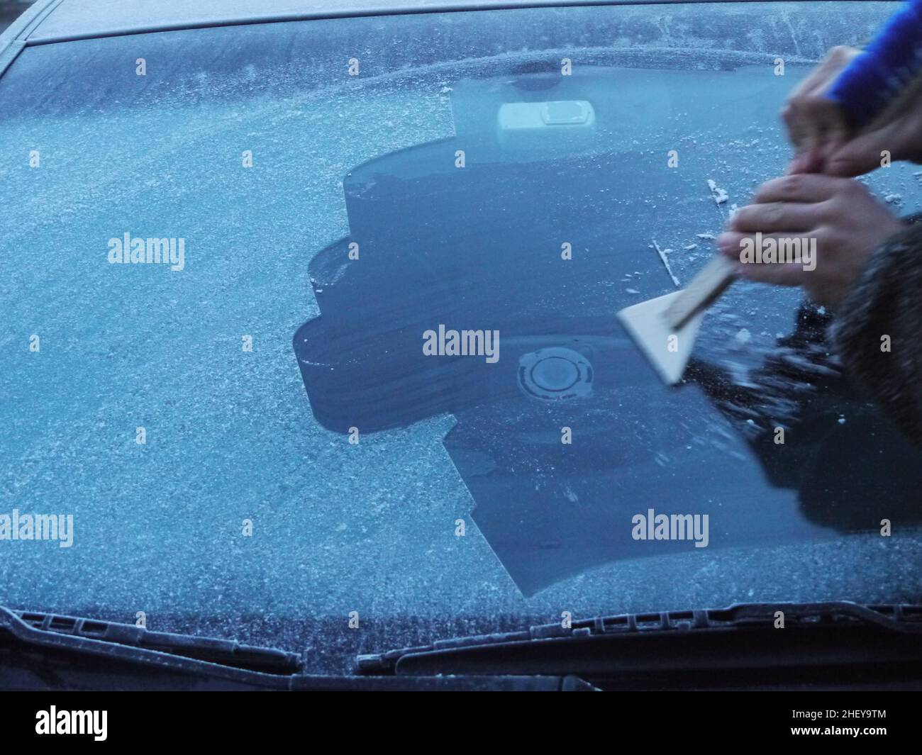 wind shield frozen Stock Photo - Alamy