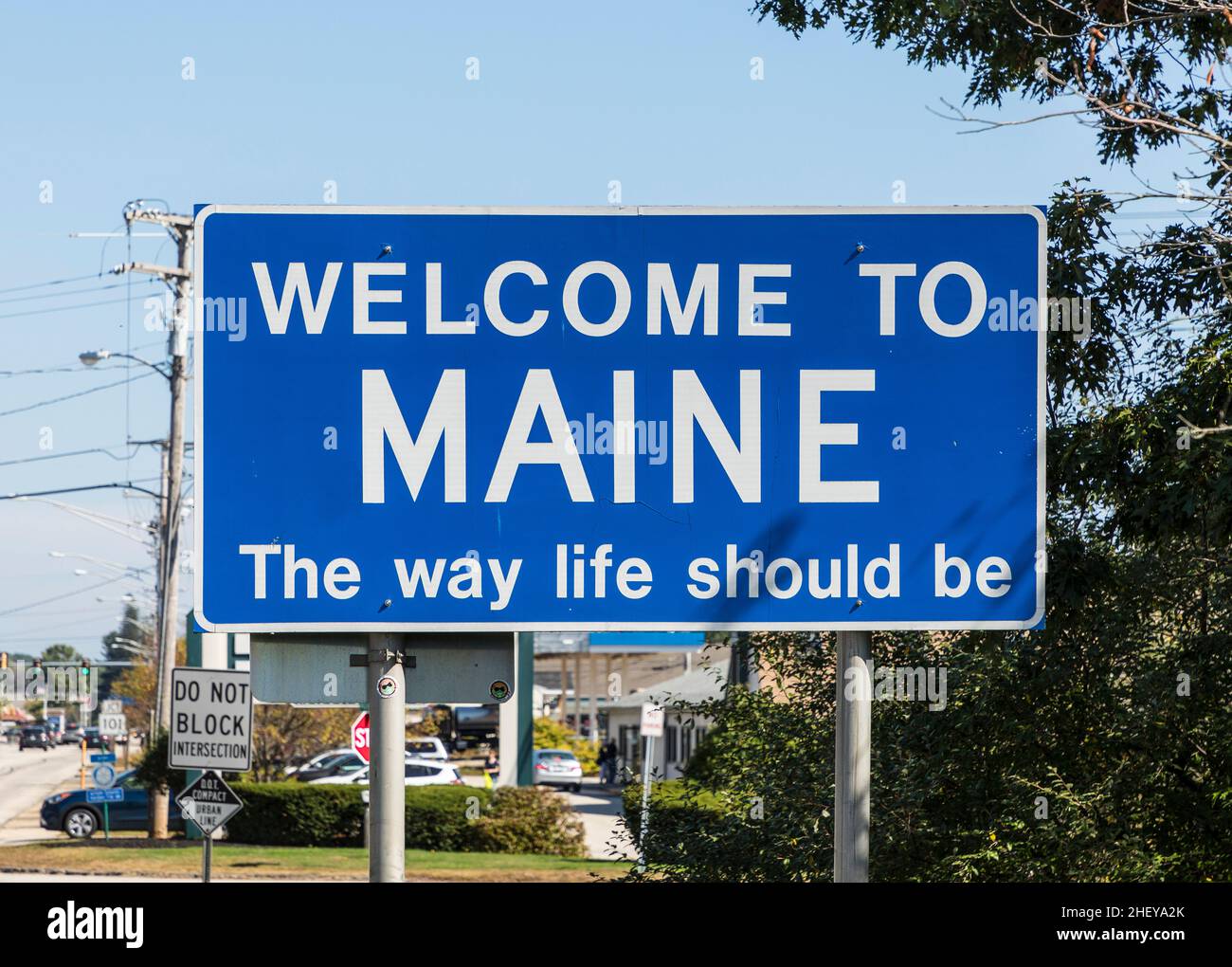 state sign maine at the highway with welcome greeting Stock Photo - Alamy