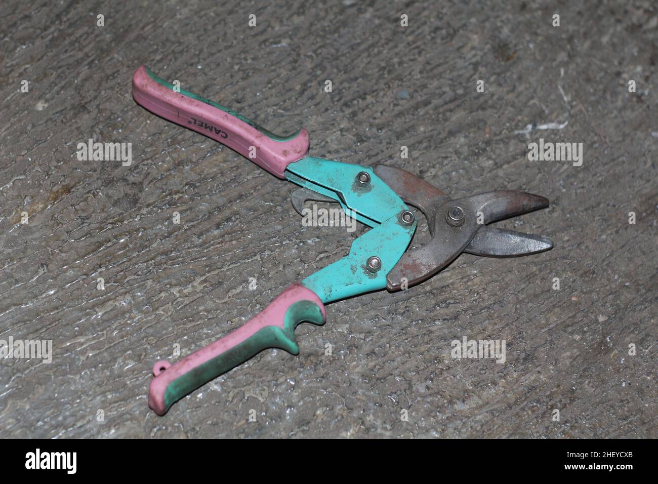 Scissors wide open hi-res stock photography and images - Alamy