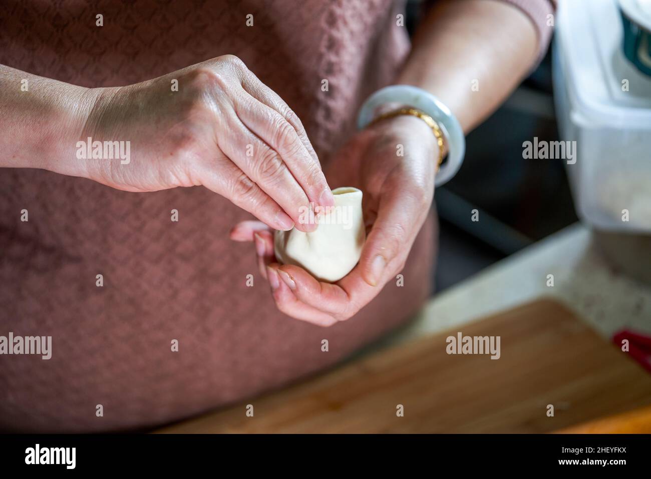 A chef is making buns in the Chinese kitchen Stock Photo - Alamy