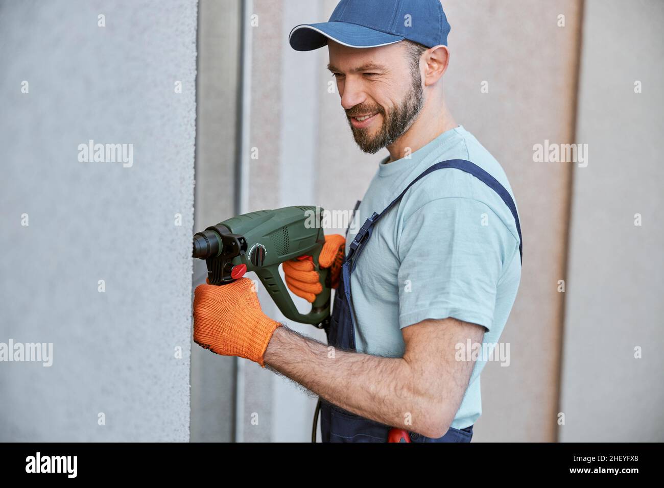 Handyman drilling hi-res stock photography and images - Alamy