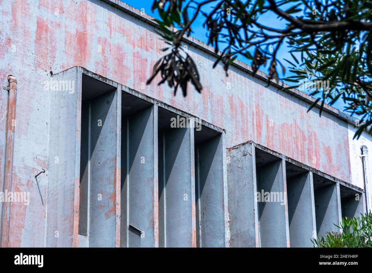 Dull building hi-res stock photography and images - Alamy