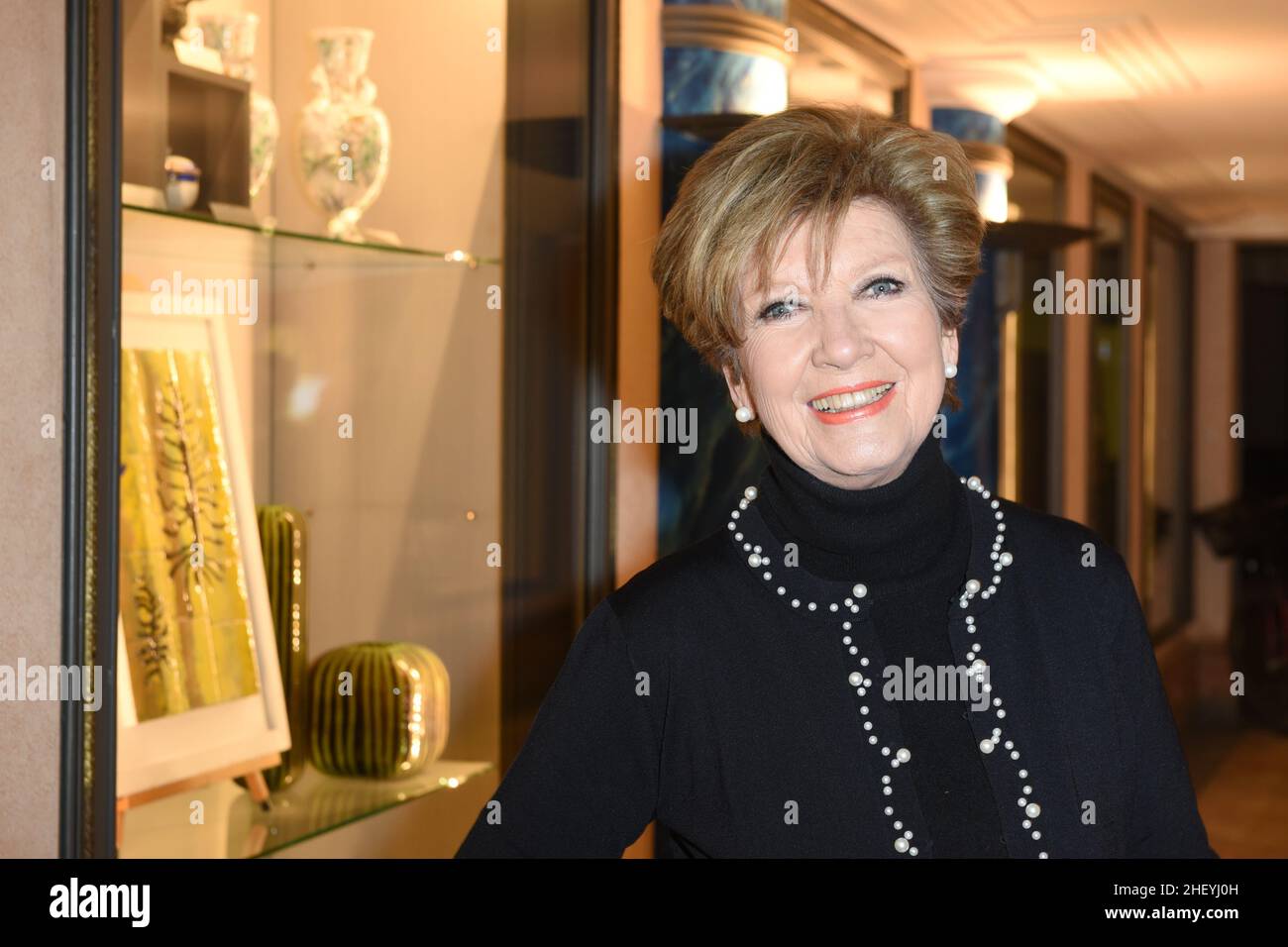 Munich, Germany. 12th Jan, 2022. Presenter Carolin Reiber comes to the ...