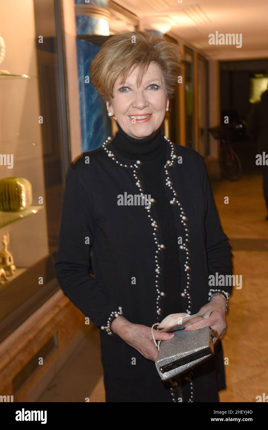 Munich, Germany. 12th Jan, 2022. Presenter Carolin Reiber comes to the ...