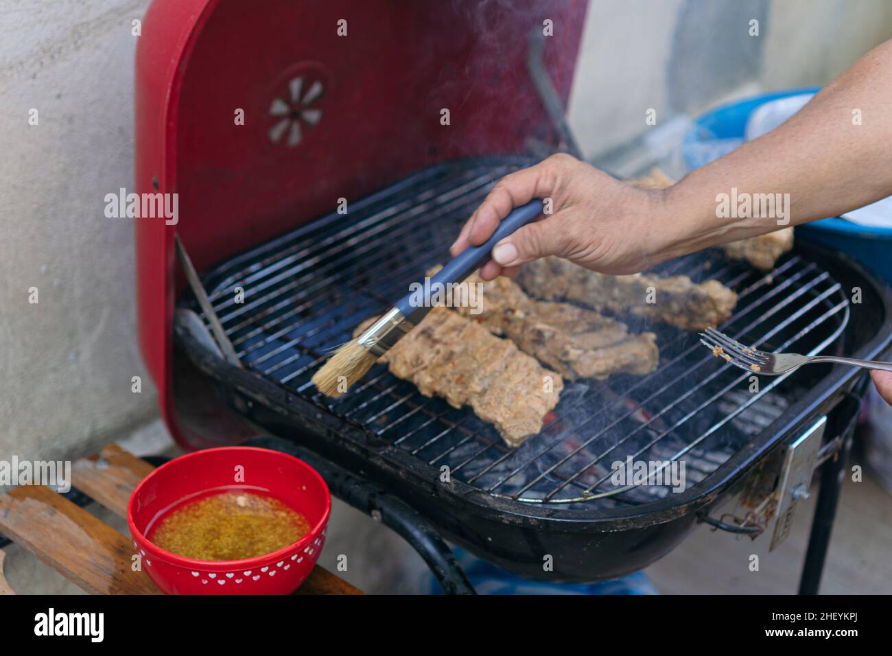 Man cooking food on a bbq hi-res stock photography and images - Alamy