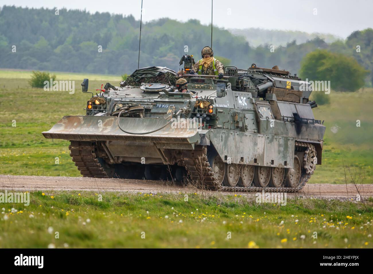 Challenger armoured repair and recovery hi-res stock photography and ...