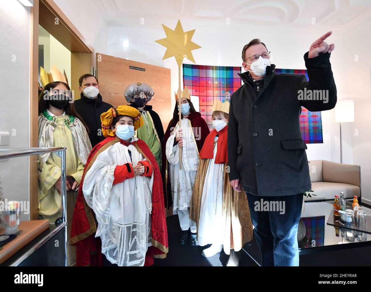 Erfurt, Germany. 13th Jan, 2022. Bodo Ramelow (Die Linke, r), Prime ...