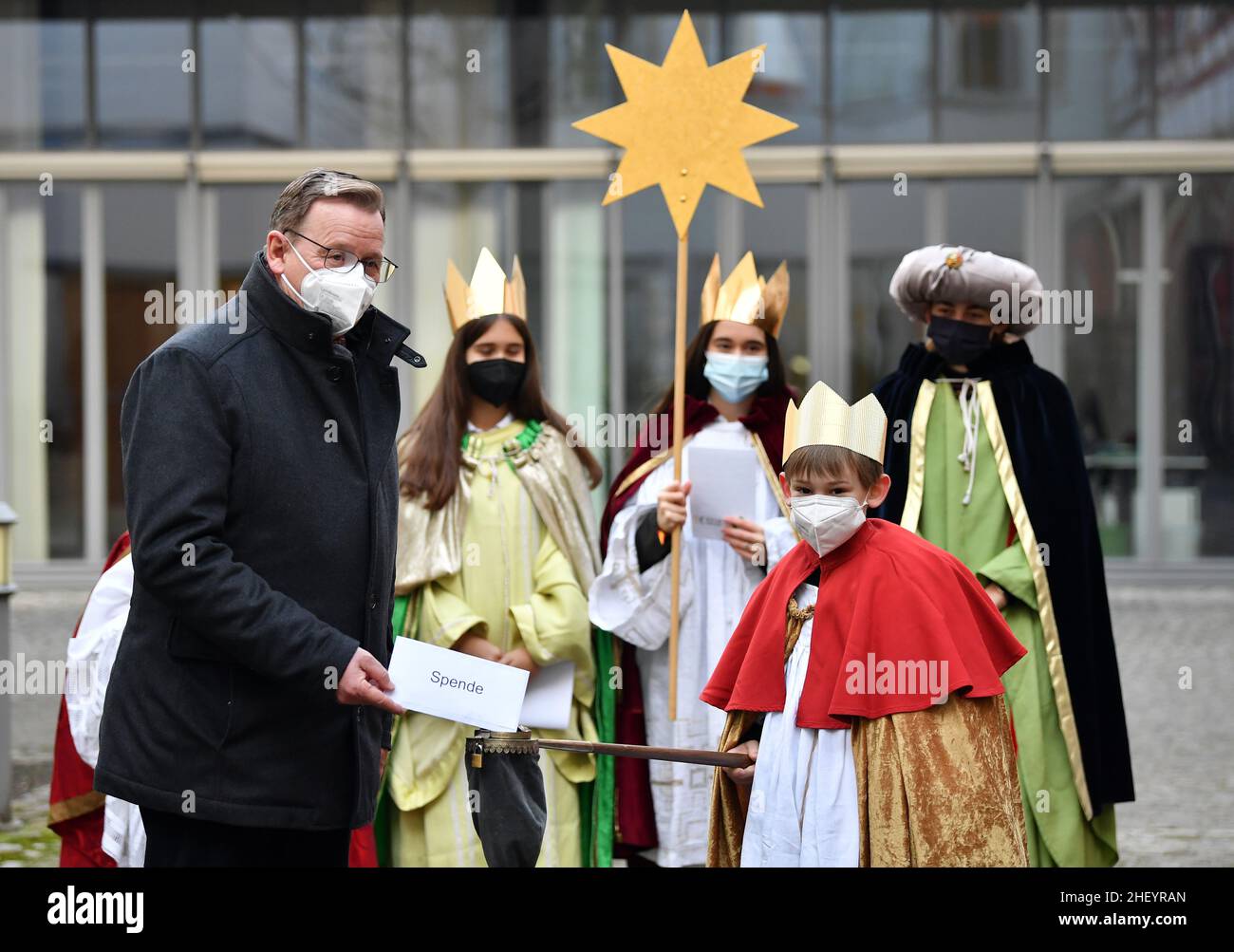 Erfurt, Germany. 13th Jan, 2022. Bodo Ramelow (Die Linke, l), Prime ...