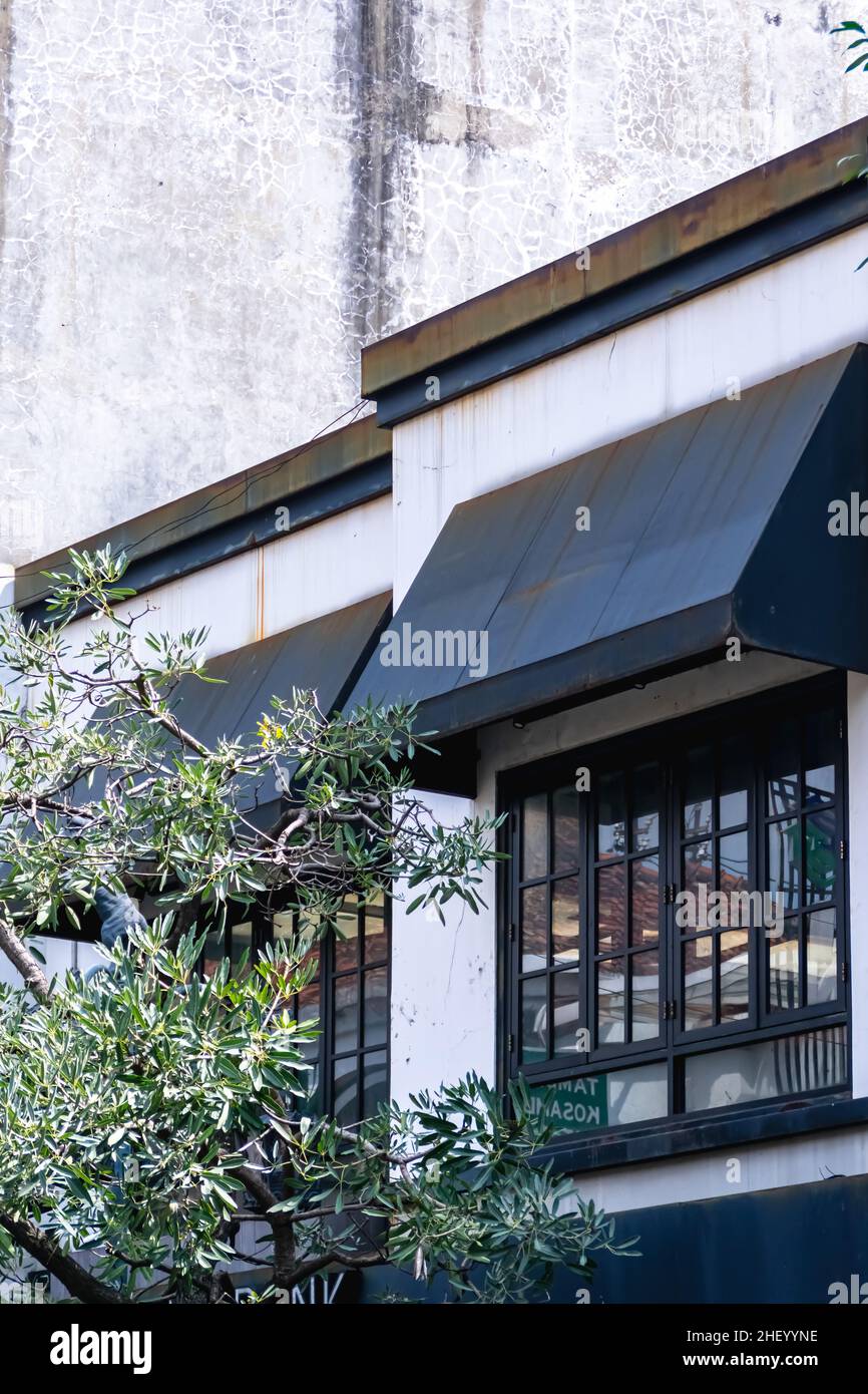 Canopy front building hi-res stock photography and images - Alamy