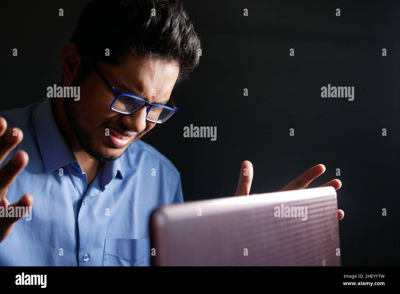 Man crying desk hi-res stock photography and images - Alamy
