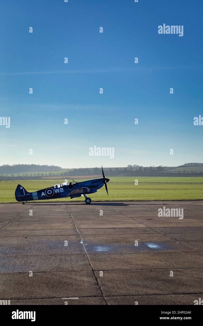 Front of planes hi-res stock photography and images - Alamy