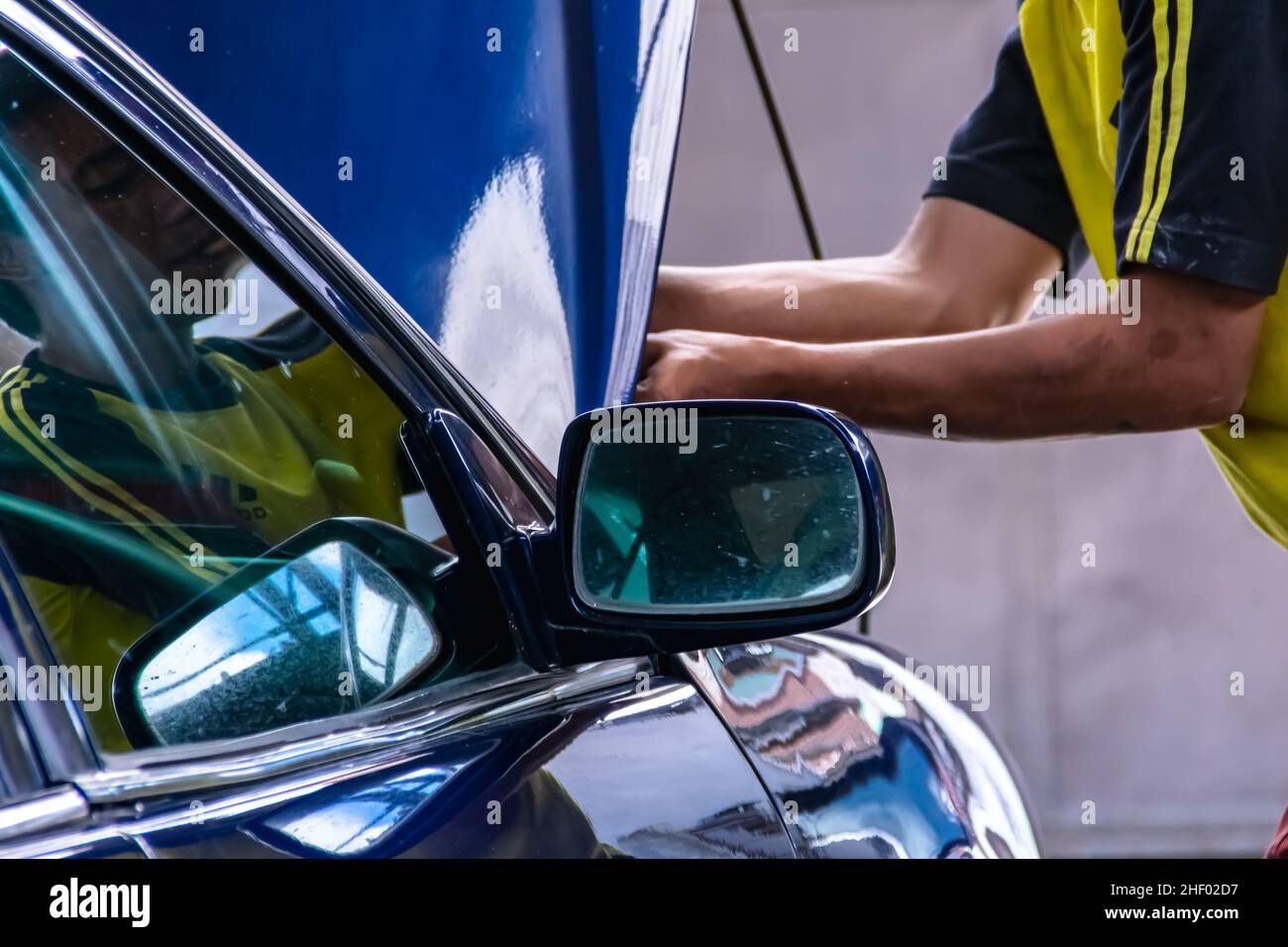 Mechanic fixing hi-res stock photography and images - Alamy