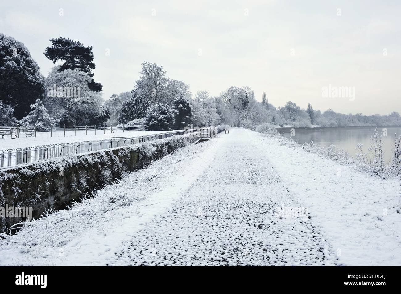 Thames pathway hi-res stock photography and images - Alamy