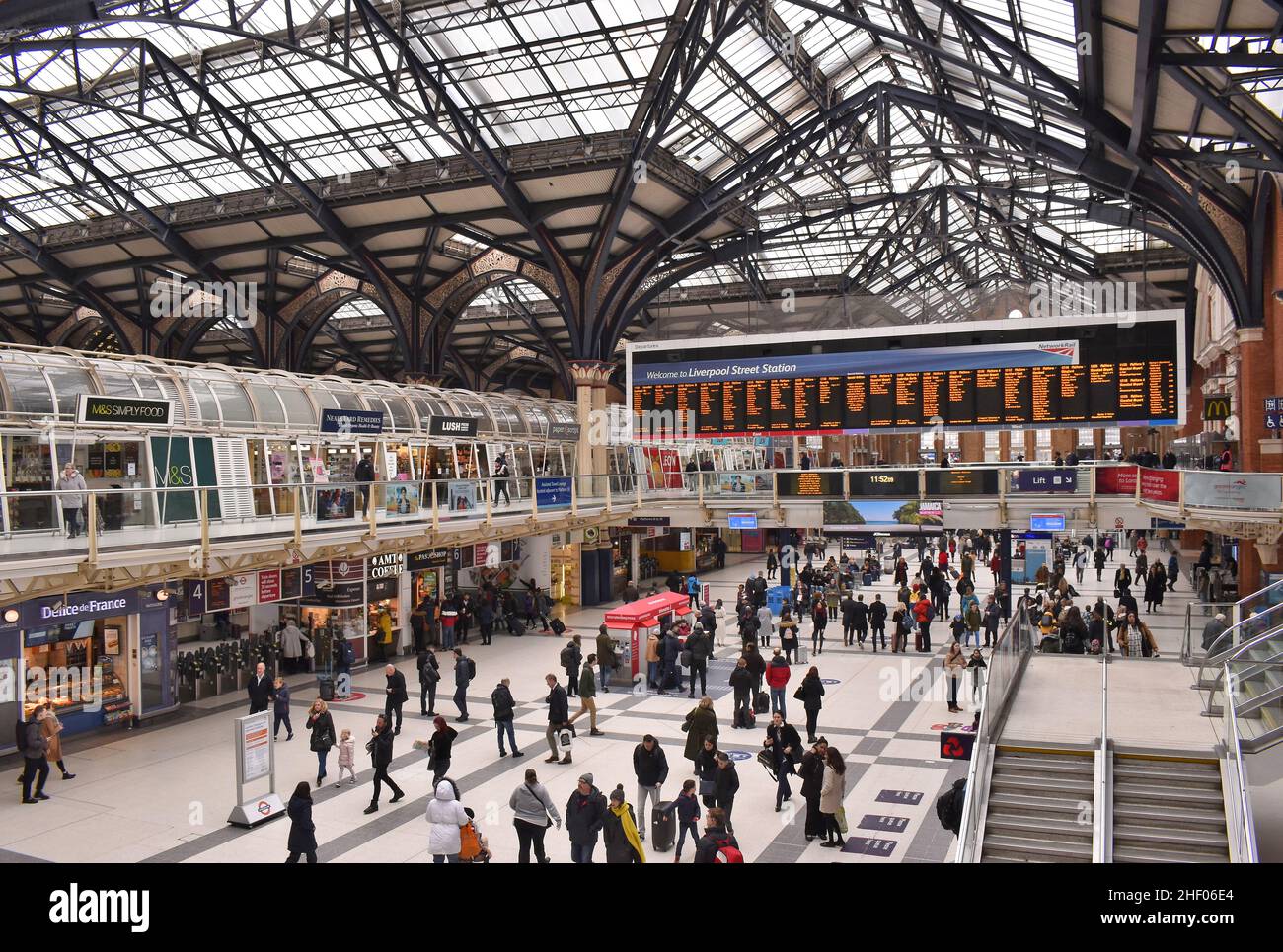 Liverpool Street Station terminal building, main hallway with ...