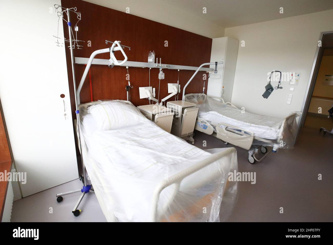 Gera, Germany. 13th Jan, 2022. Two hospital beds are located in a ...