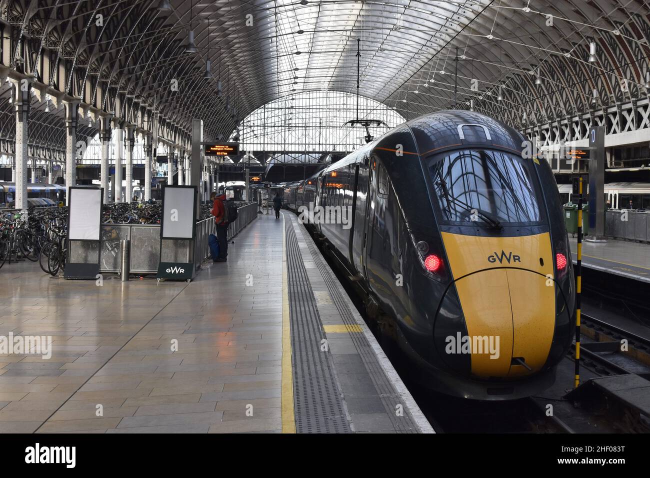 GWR - Great Western Railway train at platform, Paddington Station in ...