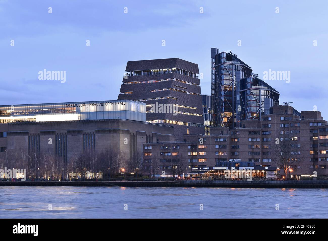 Modern architecture riverside house hi-res stock photography and images ...