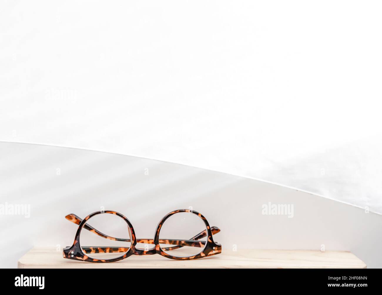 Eyeglasses table empty hi-res stock photography and images - Alamy