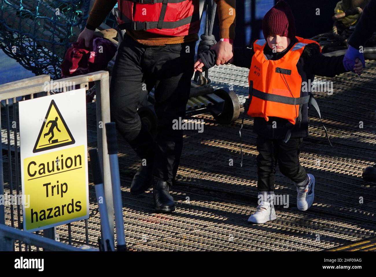 People crossing border photograph hi-res stock photography and images ...