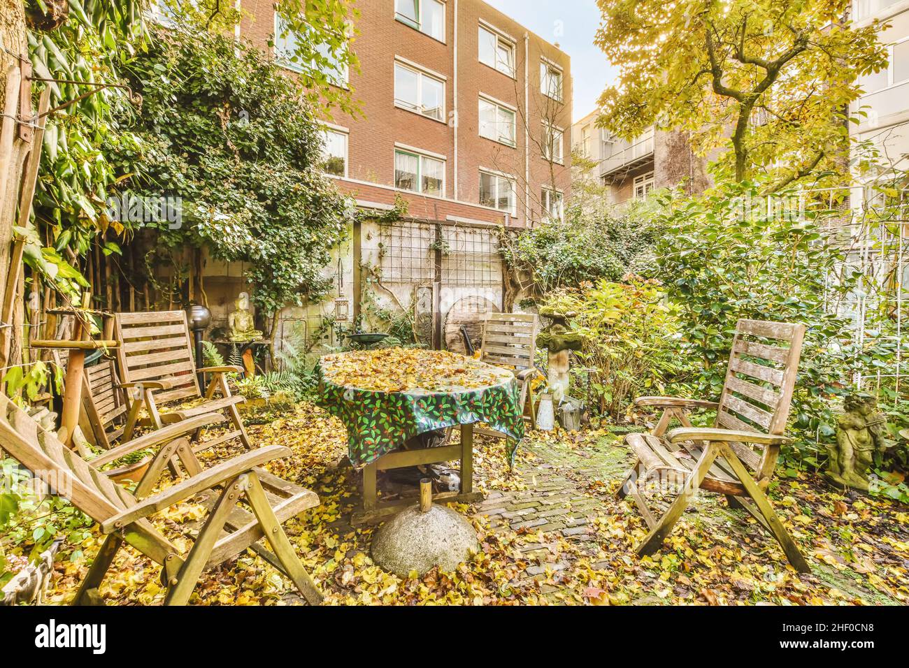 Pretty greenery hi-res stock photography and images - Alamy