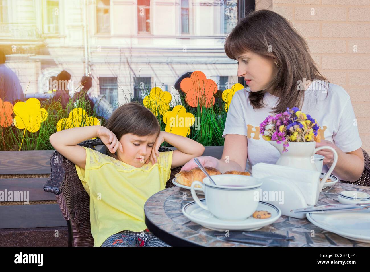 Mother and the daughter in cafe Stock Photo - Alamy
