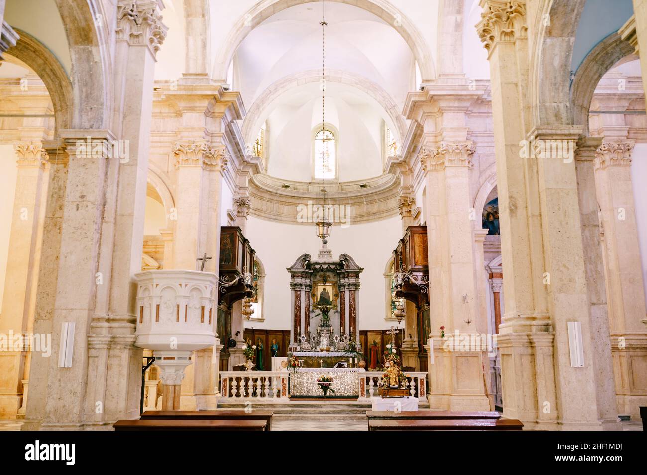 Altar of the church with columns and a high dome Stock Photo - Alamy