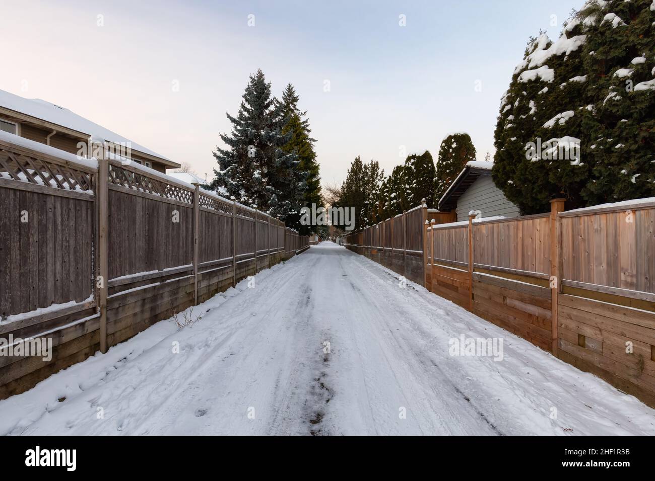Alley with snow hi-res stock photography and images - Alamy