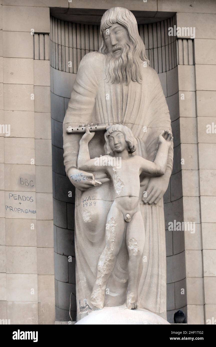 London, UK. 13th Jan, 2022. Man uses hammer to attack statue on front ...