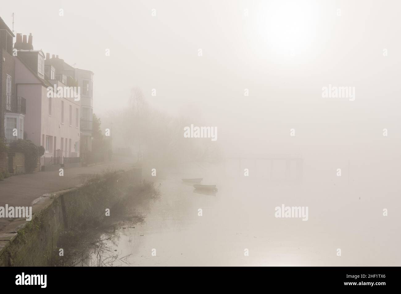 Eerie early morning fog on the banks of the River Thames at Strand-on ...