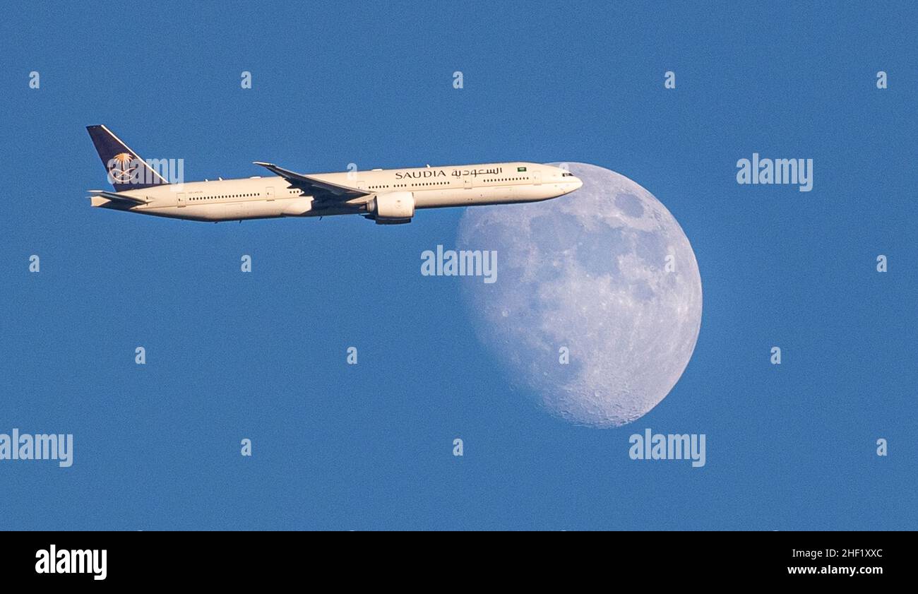 Airlines flight passes hi-res stock photography and images - Alamy