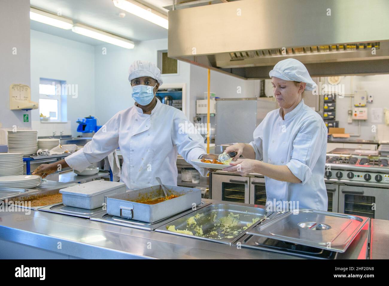 School catering workers hi-res stock photography and images - Alamy