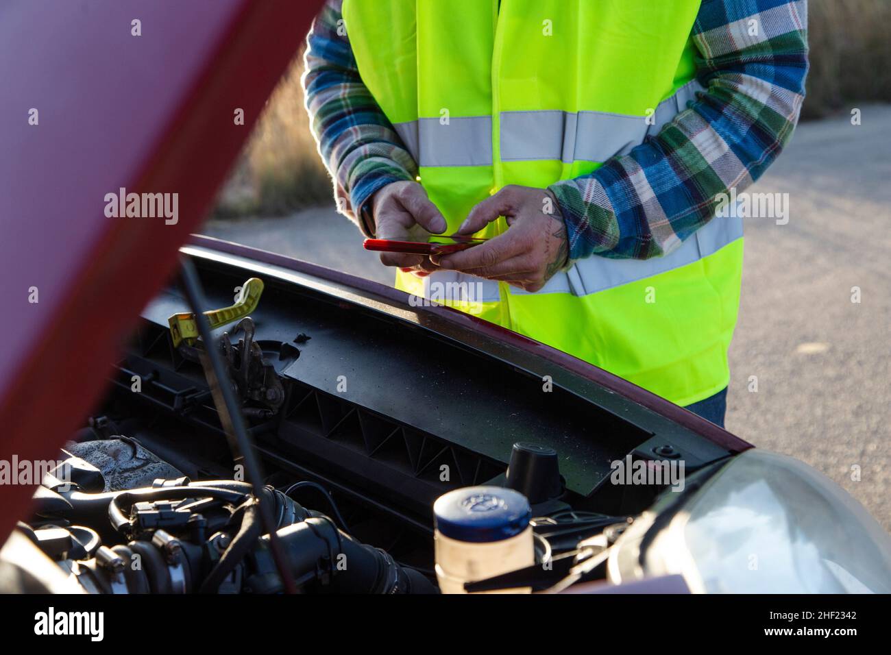 Car breakdown hood open man hi-res stock photography and images - Alamy