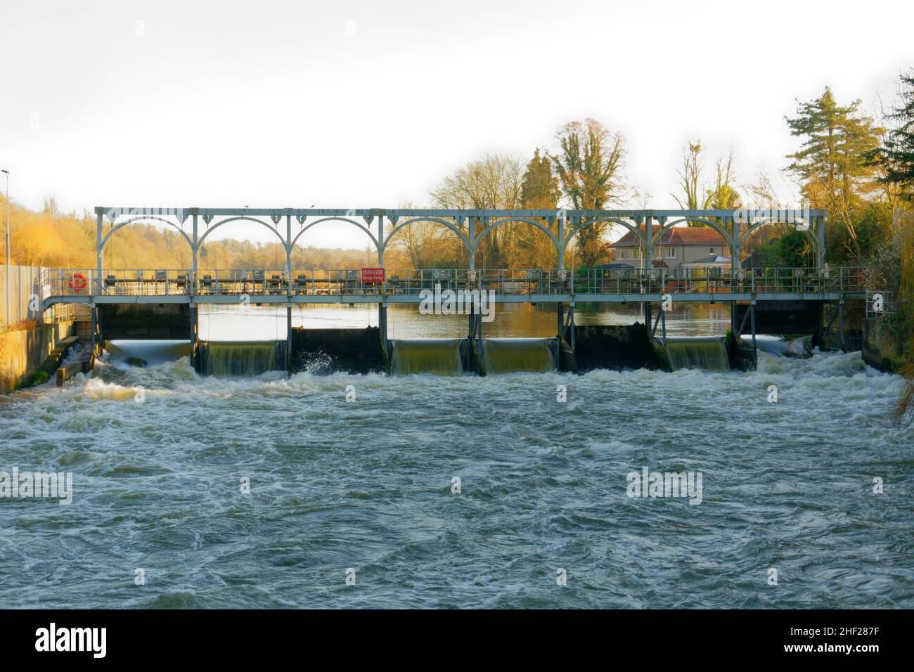 Weir at Marsh Lock near Henley-on-Thames Stock Photo - Alamy