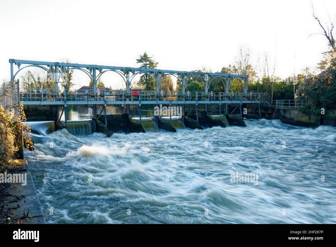 Marsh lock and weir hi-res stock photography and images - Alamy