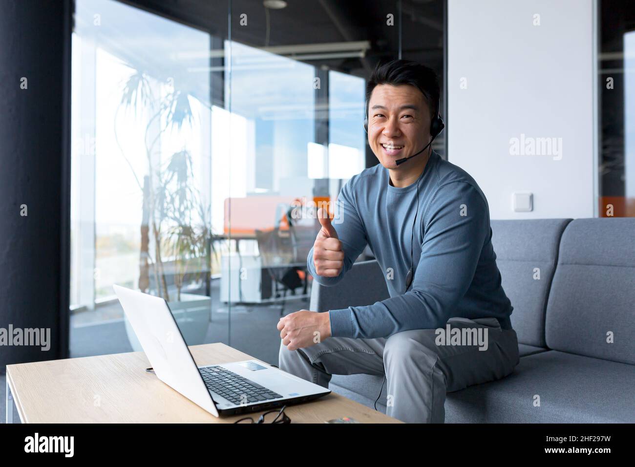 Telesales worker hi-res stock photography and images - Alamy