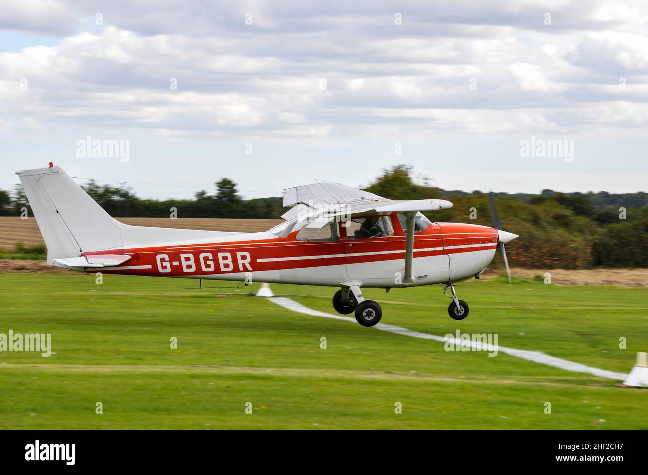 Reims F172 Skyhawk, Cessna 172 plane G-BGBR landing at Elmsett airfield ...